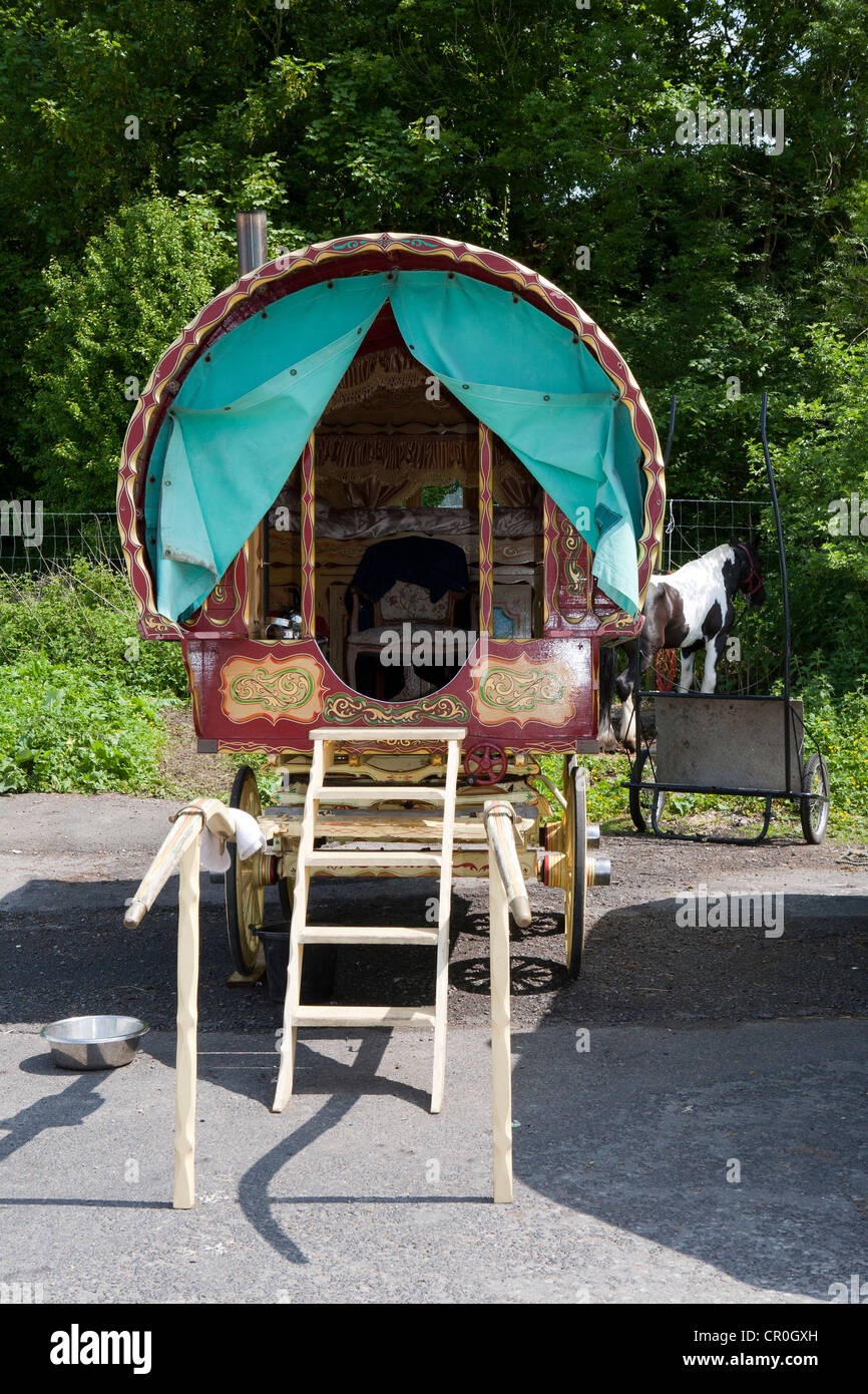 Travellers assembling for the Appleby Horse Fair Bow top traditional ...