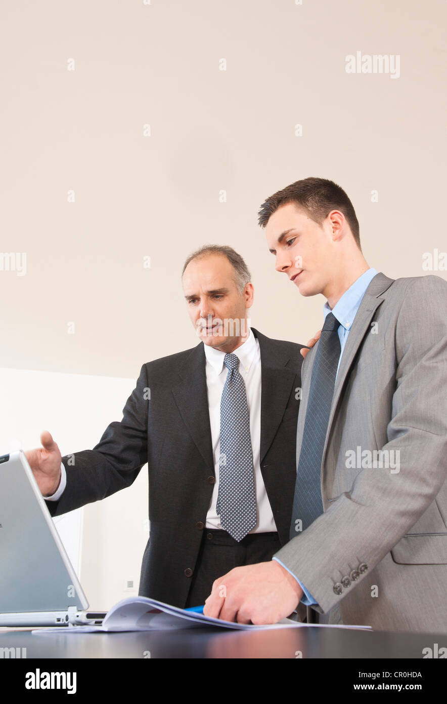 Boss and trainee working together on a computer Stock Photo - Alamy