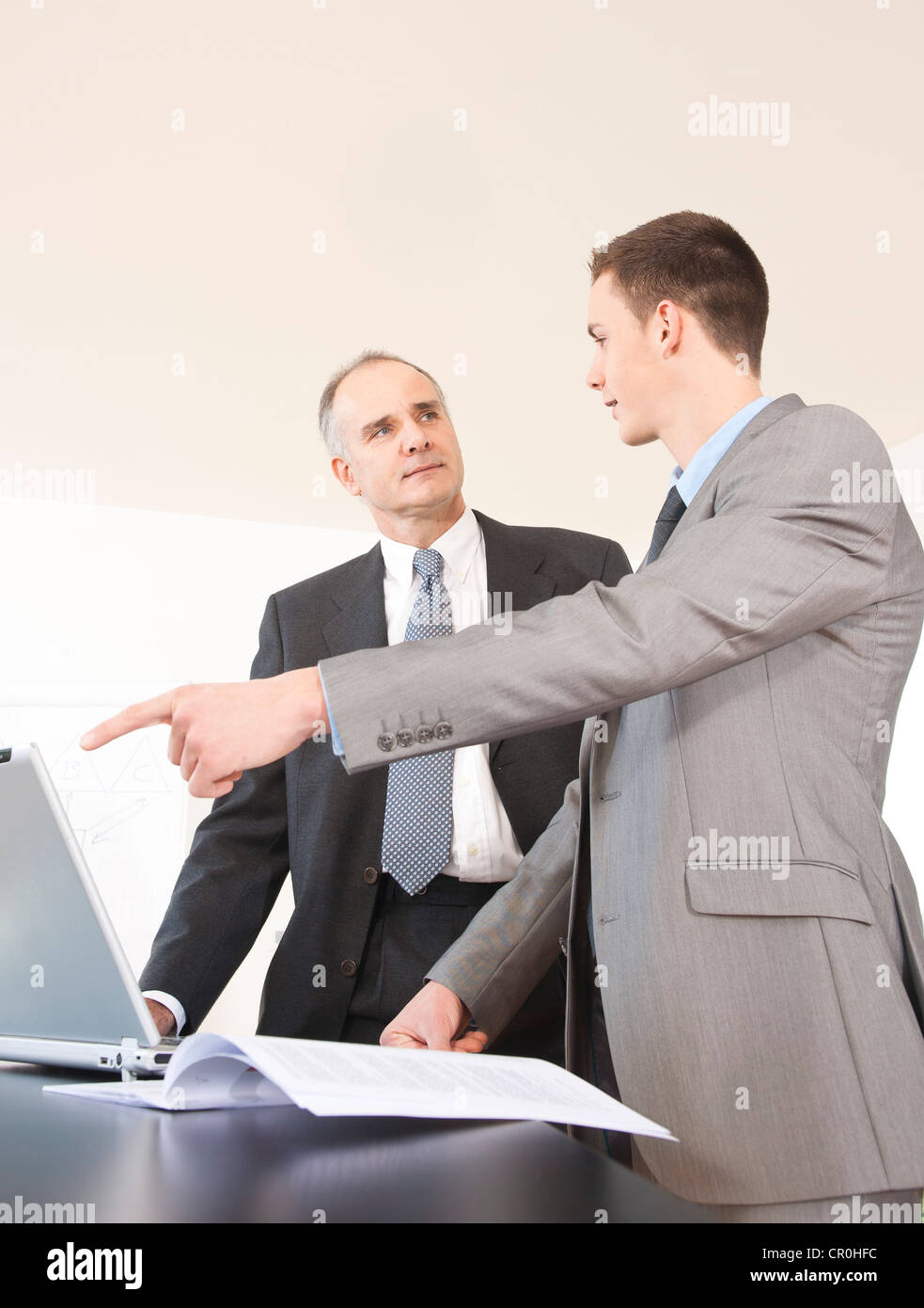 Boss and trainee working together on a computer Stock Photo - Alamy