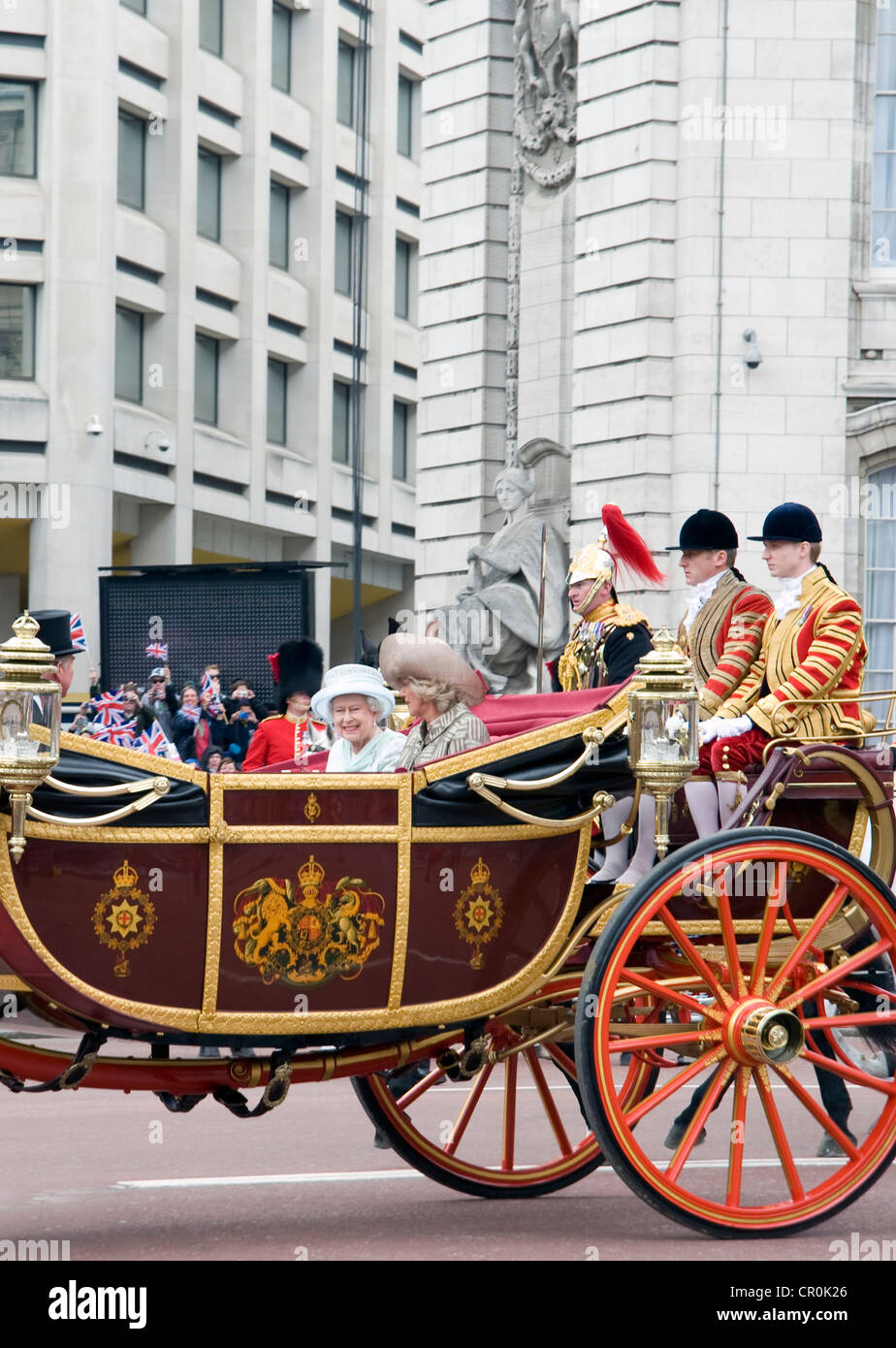 Queen elizabeth camilla carriage hi-res stock photography and images ...