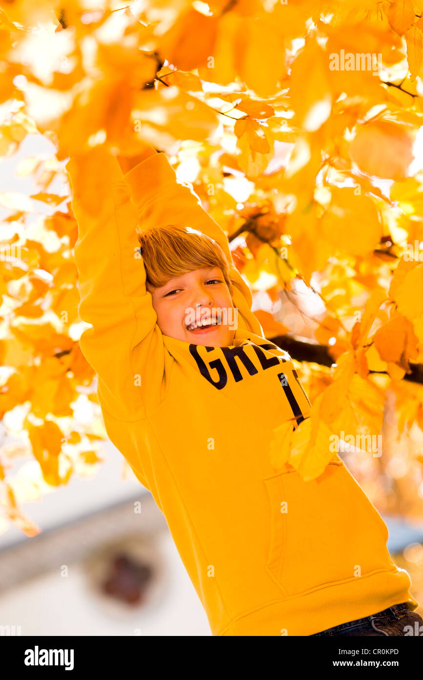 Kids autumn activity hi-res stock photography and images - Alamy