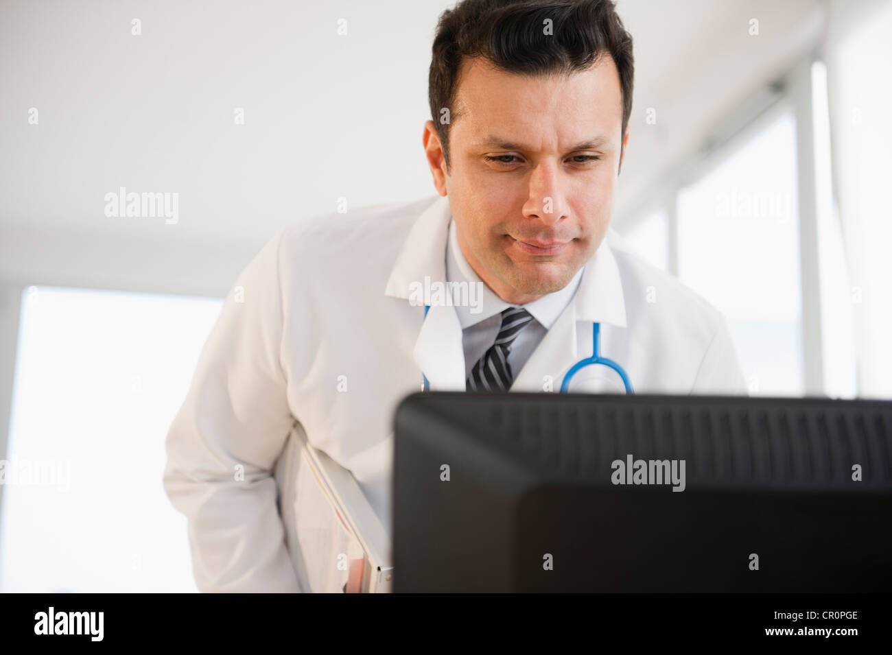 Man peering at computer hi-res stock photography and images - Alamy