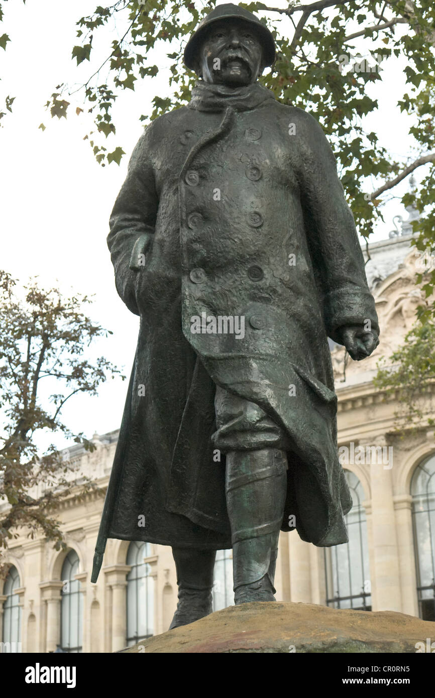 Rond Point Des Champs Elysees Stock Photos & Rond Point Des Champs ...