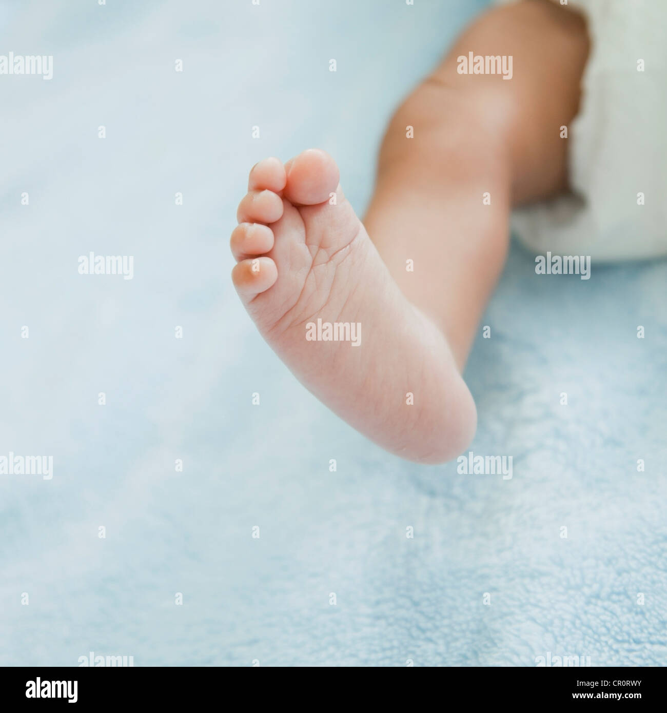 Newborn baby's small foot Stock Photo - Alamy