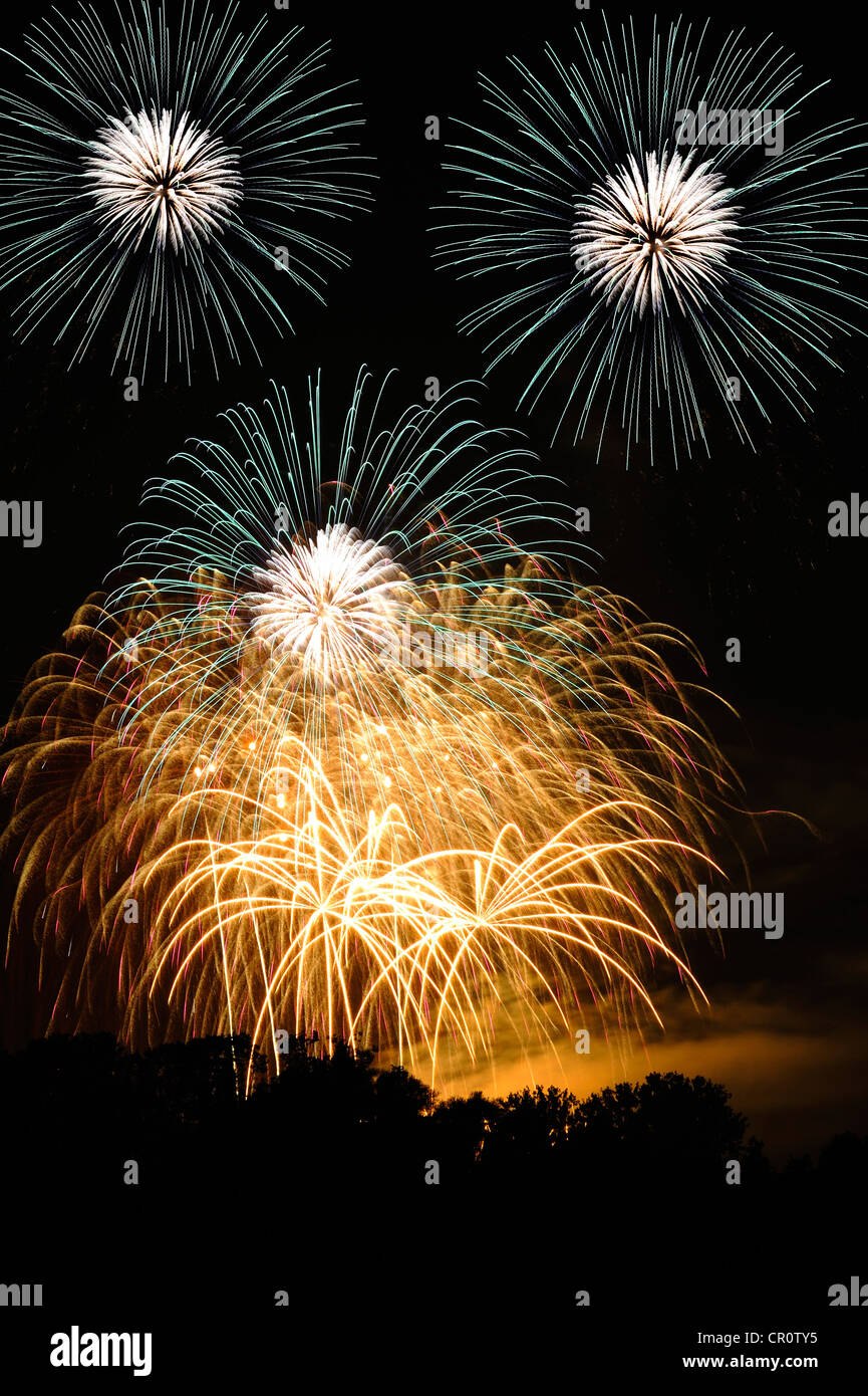 Different coloured fireworks hi-res stock photography and images - Alamy
