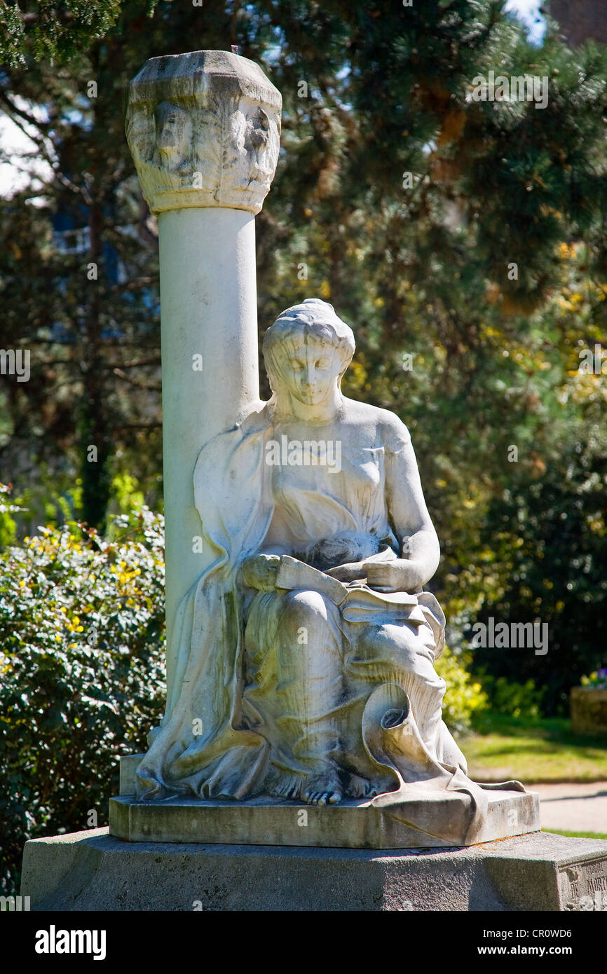 France, Paris, Latin Quarter, statue at the arenas of Lutece Stock ...