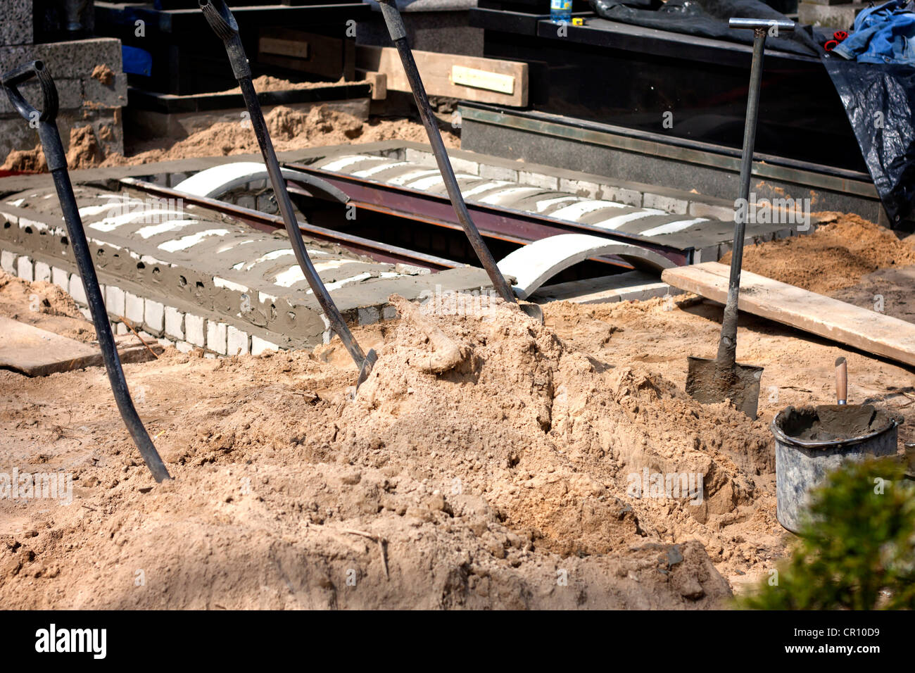 Construction workers graves hi-res stock photography and images - Alamy