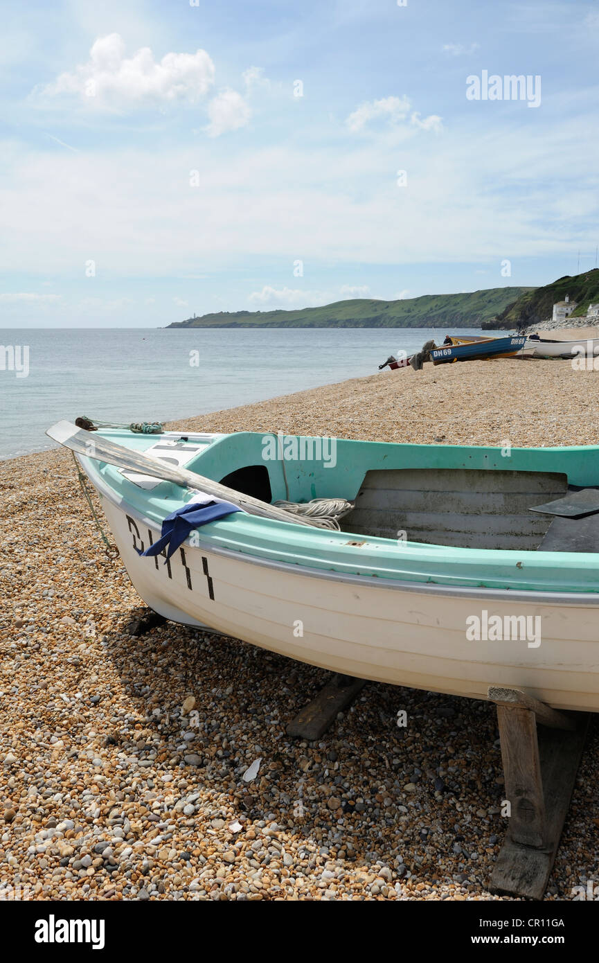 A wooden boat on the pebble beach at Beesands, South Devon, UK Stock ...