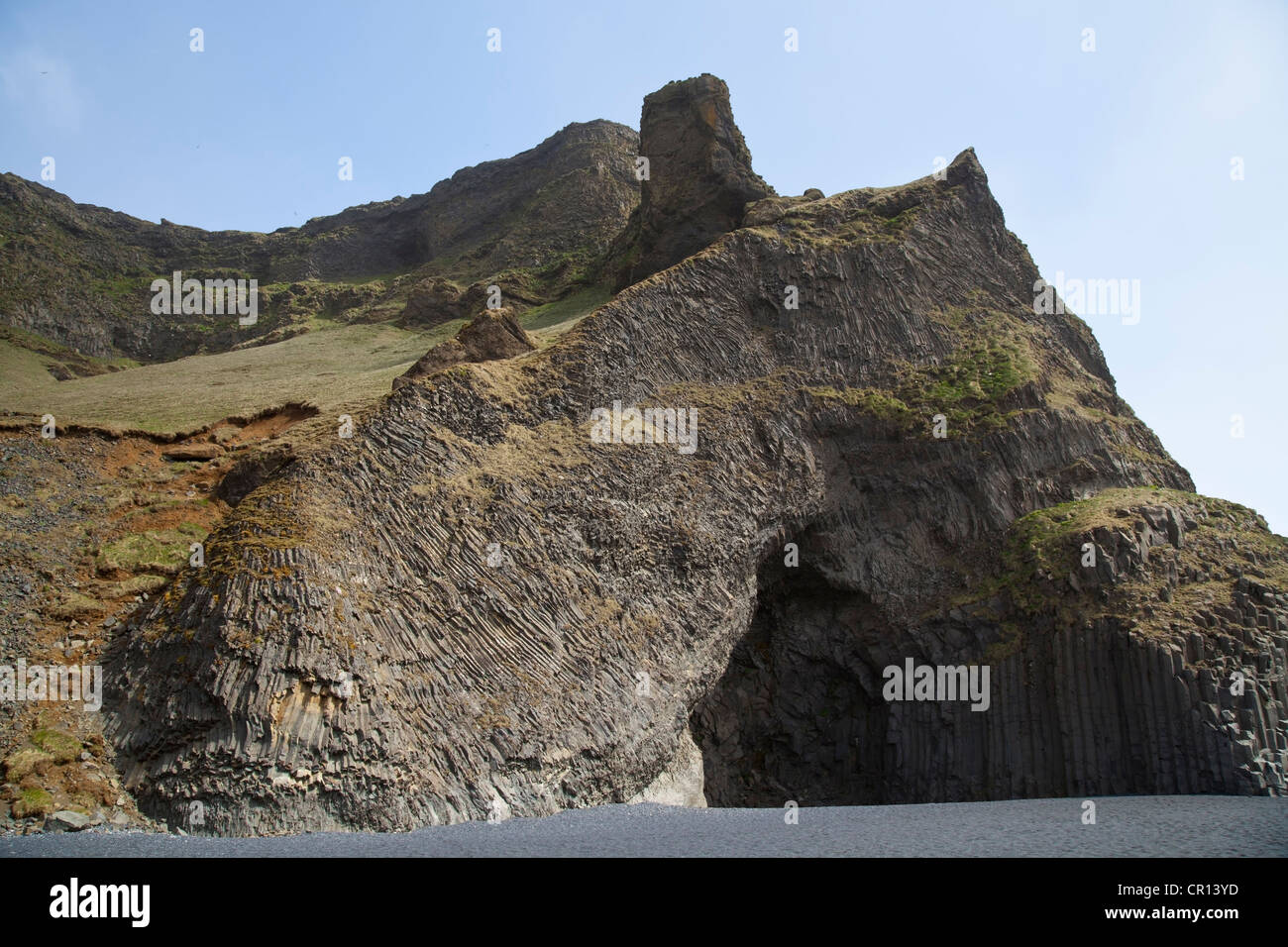 Tubular basalt cliffs at Reynisfjara beach, Southern Iceland Stock ...