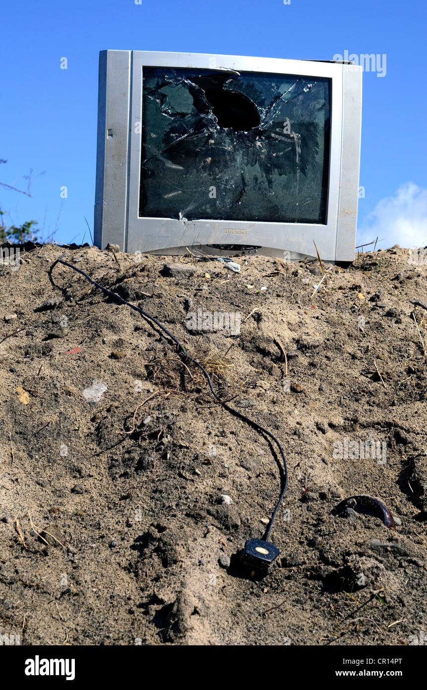 Smashed tv screen hi-res stock photography and images - Alamy
