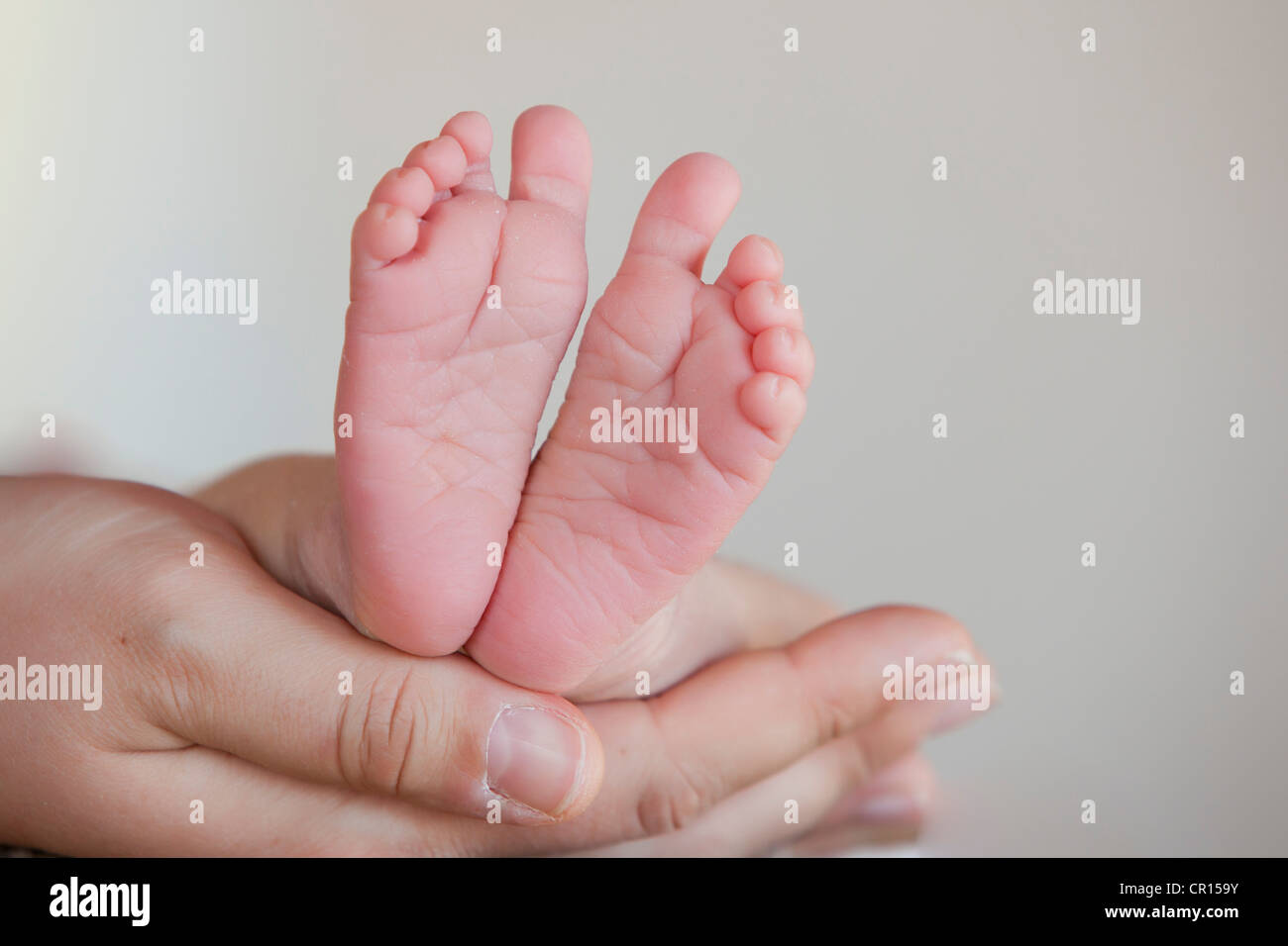 Details hands baby feet hi-res stock photography and images - Alamy