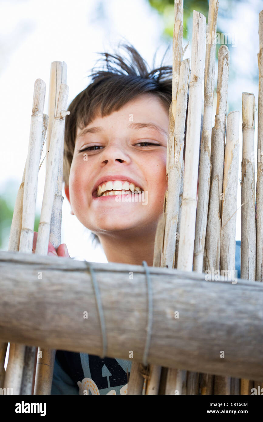 Kid behind wall peeking hi-res stock photography and images - Alamy