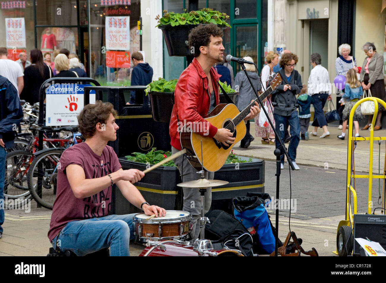 Street performer playing drum hi-res stock photography and images - Alamy