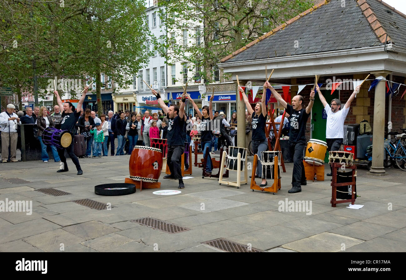Street performers playing drums hi-res stock photography and images - Alamy