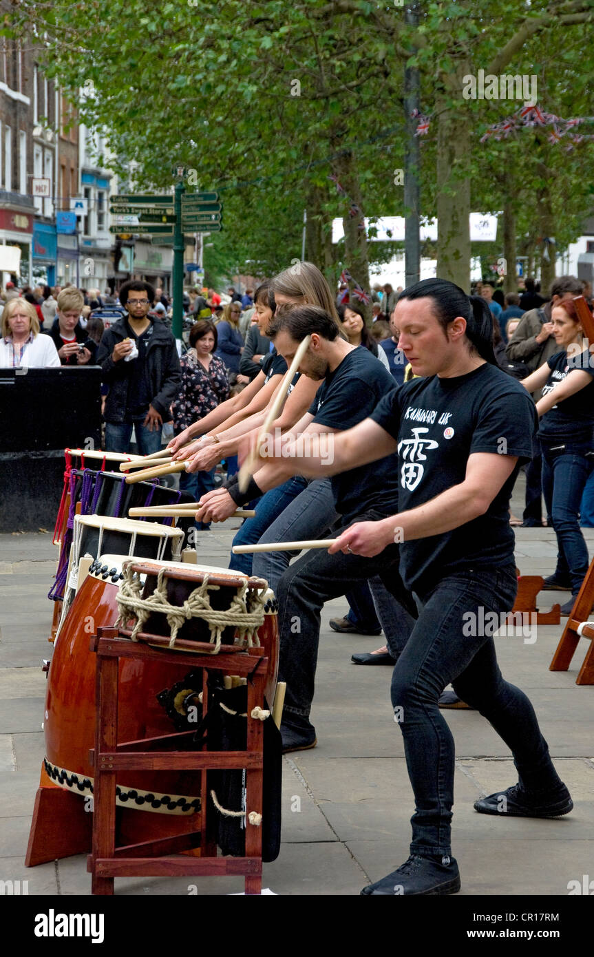 Street drum performance hi-res stock photography and images - Alamy
