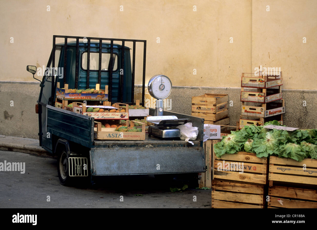 Delivery tricycle hi-res stock photography and images - Alamy
