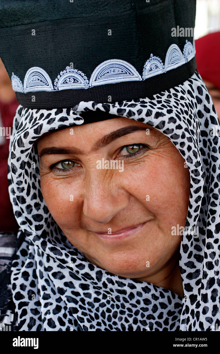 Portrait uzbek woman uzbekistan hi-res stock photography and images - Alamy