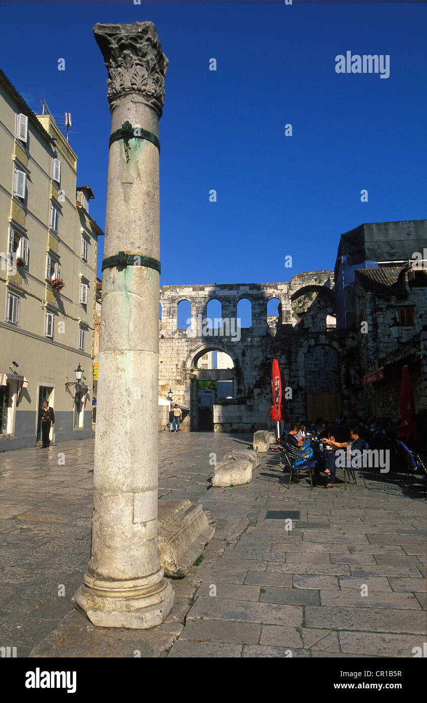 Old roman gate hi-res stock photography and images - Alamy