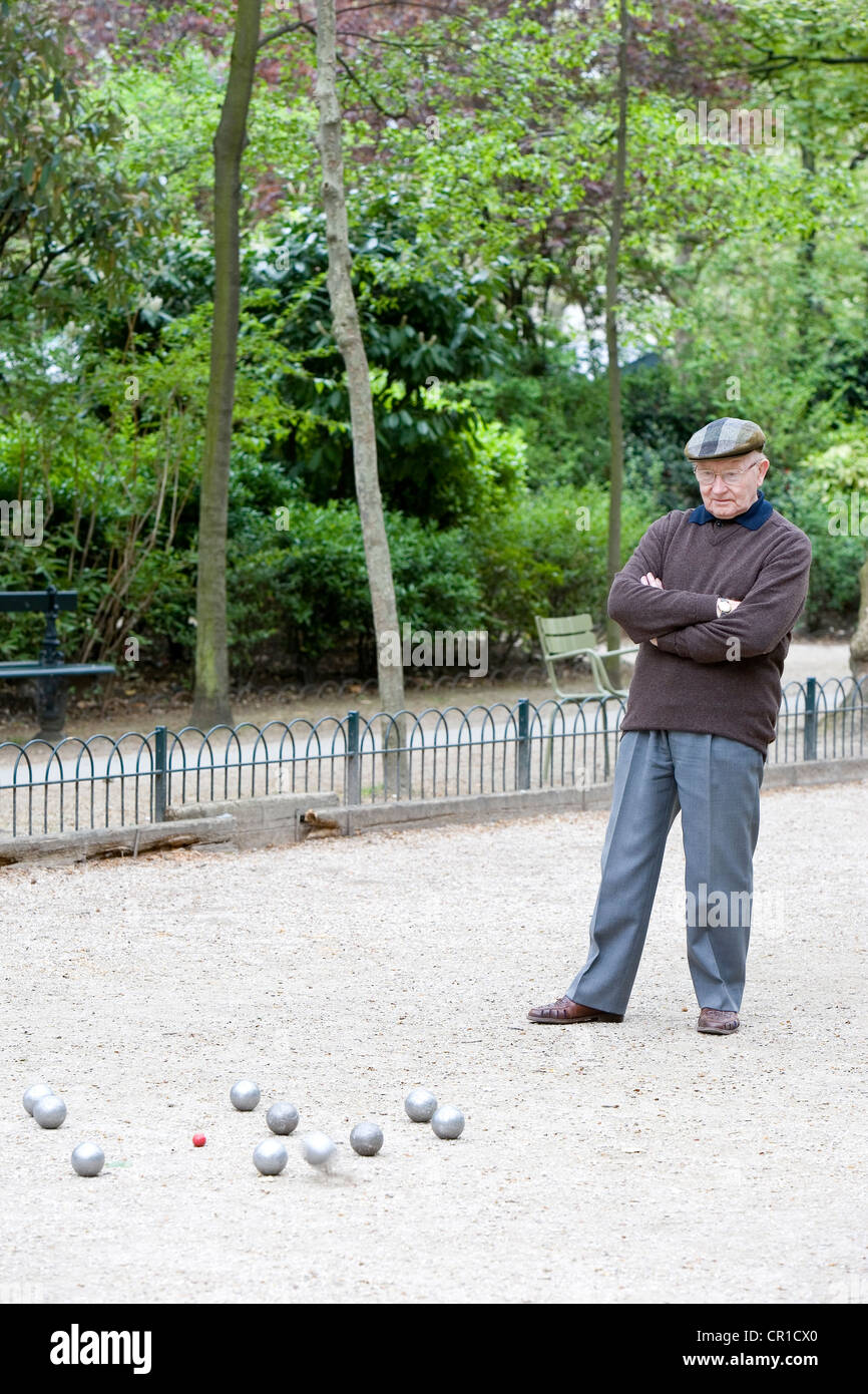 France, Paris, Jardin du Luxembourg, player of petanque (typical French ...