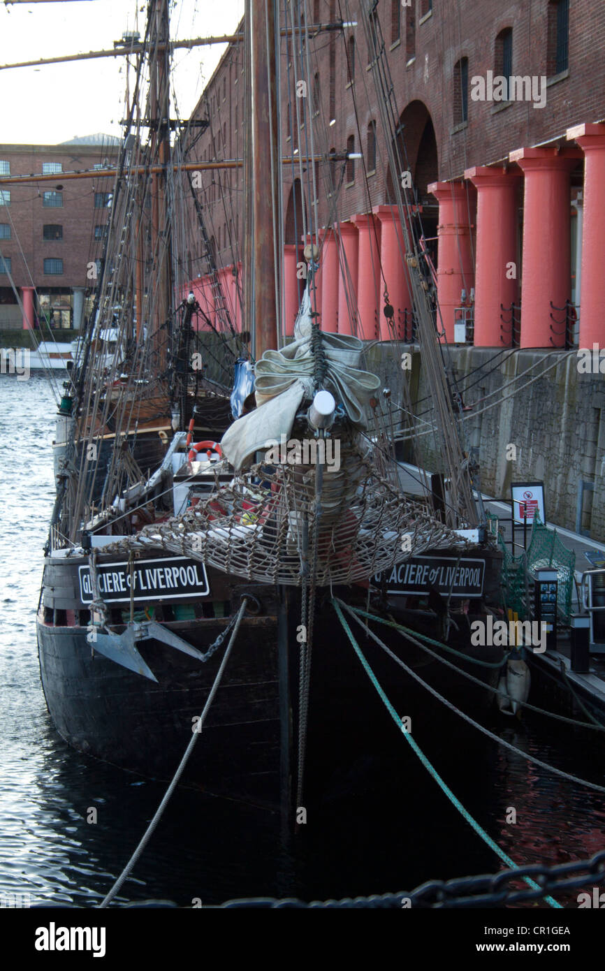 Boat albert docks hi-res stock photography and images - Alamy