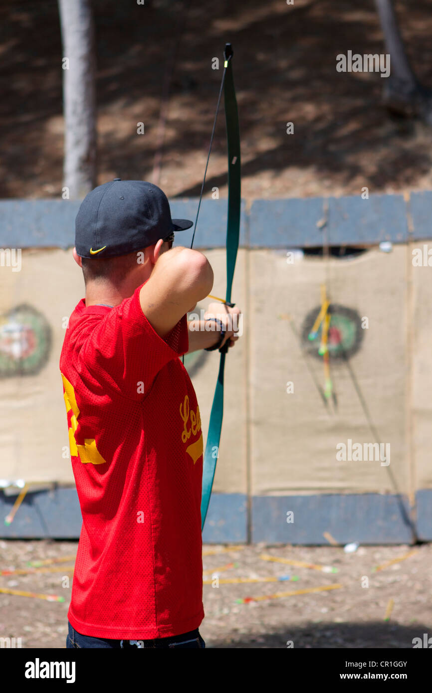 Firing Arrow Stock Photos & Firing Arrow Stock Images - Alamy