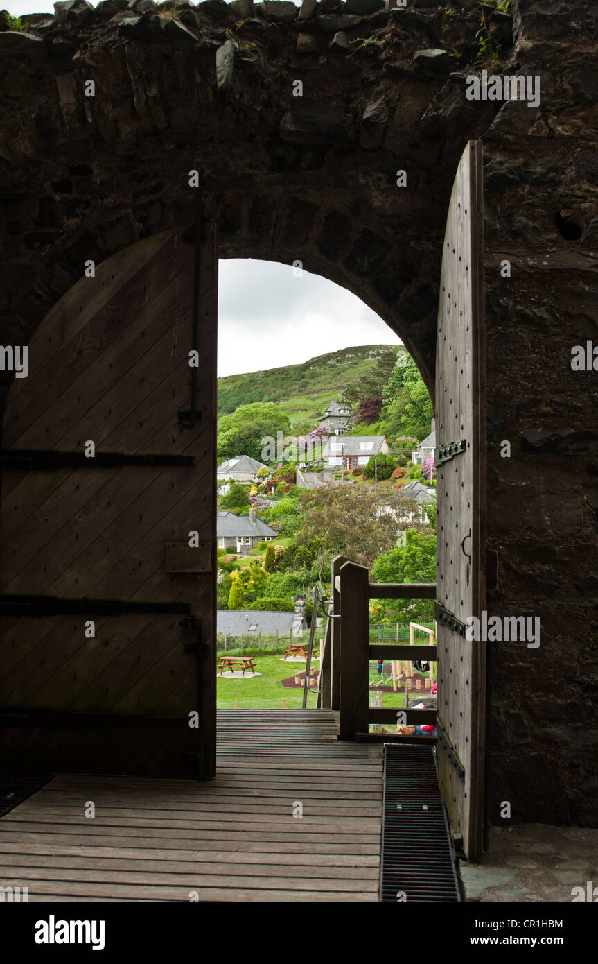 Harlech Castle dominates Harlech town with thick walls and astonishing ...