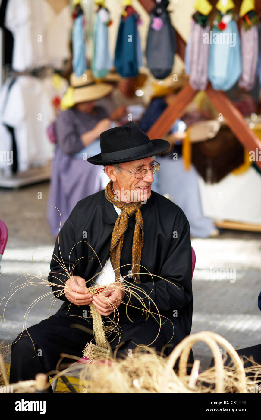 Medieval craftsmen at work hi-res stock photography and images - Alamy