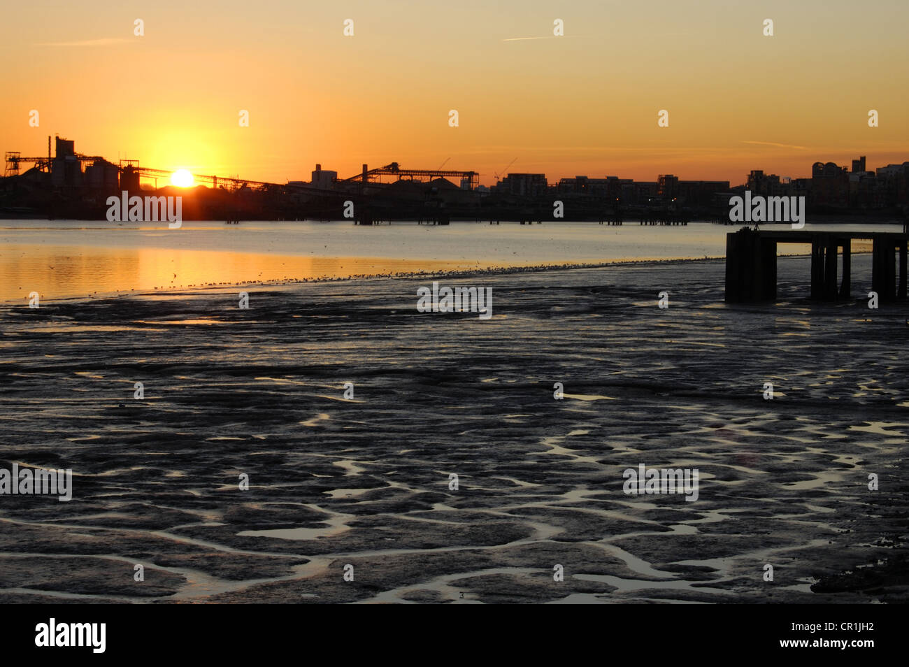 Mud and silt behind hi-res stock photography and images - Alamy