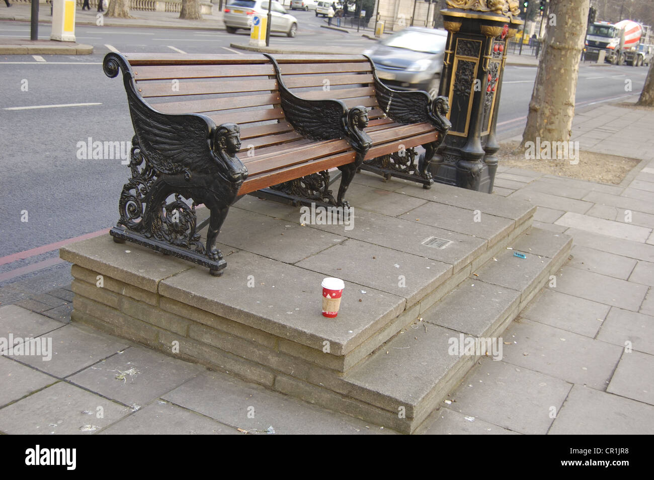 Public bench on Victoria Embankment in London, England Stock Photo - Alamy