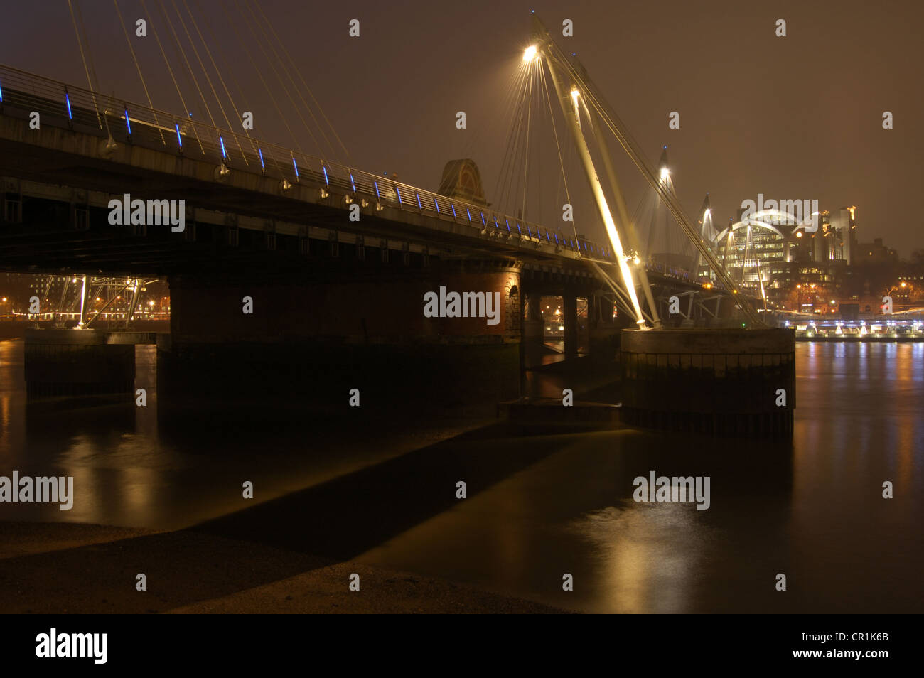 Golden jubilee bridge night london hi-res stock photography and images ...