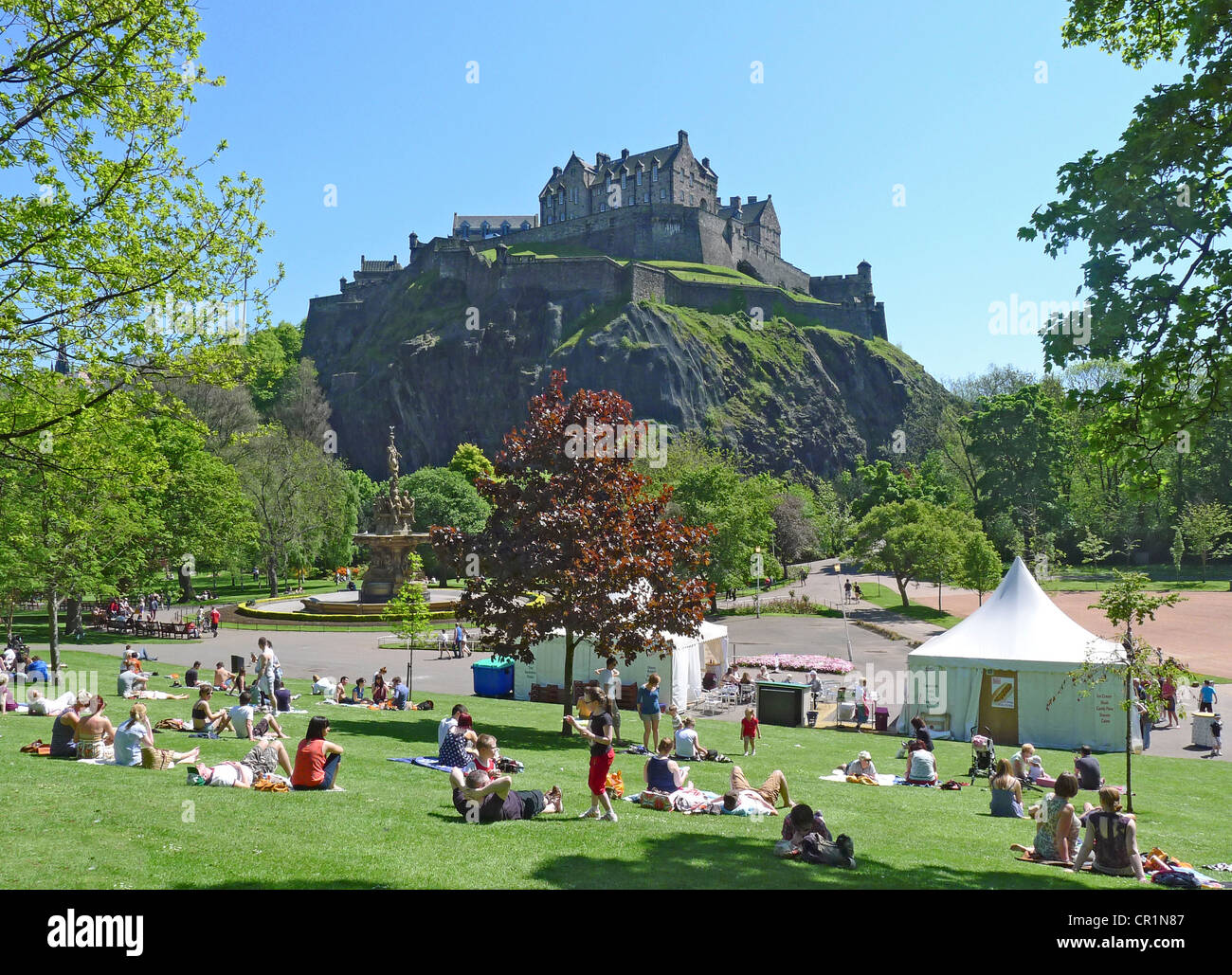 Edinburgh castle water fountain edinburgh hi-res stock photography and ...