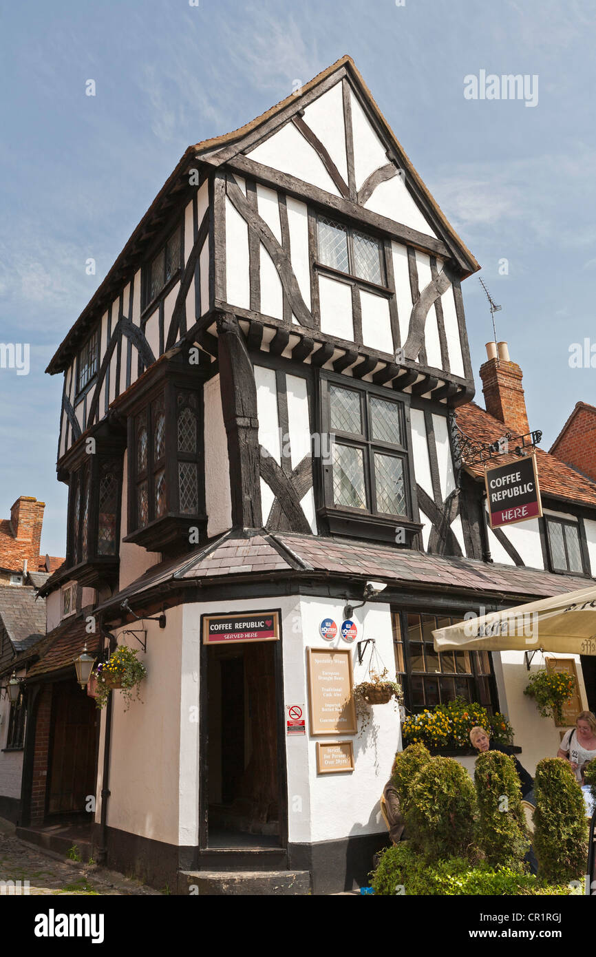 Pub in a timber framed building in Thame, Oxfordshire Stock Photo - Alamy