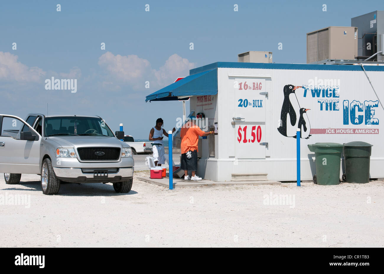 Buying ice from a roadside dispensing machine Florida USA Stock Photo ...