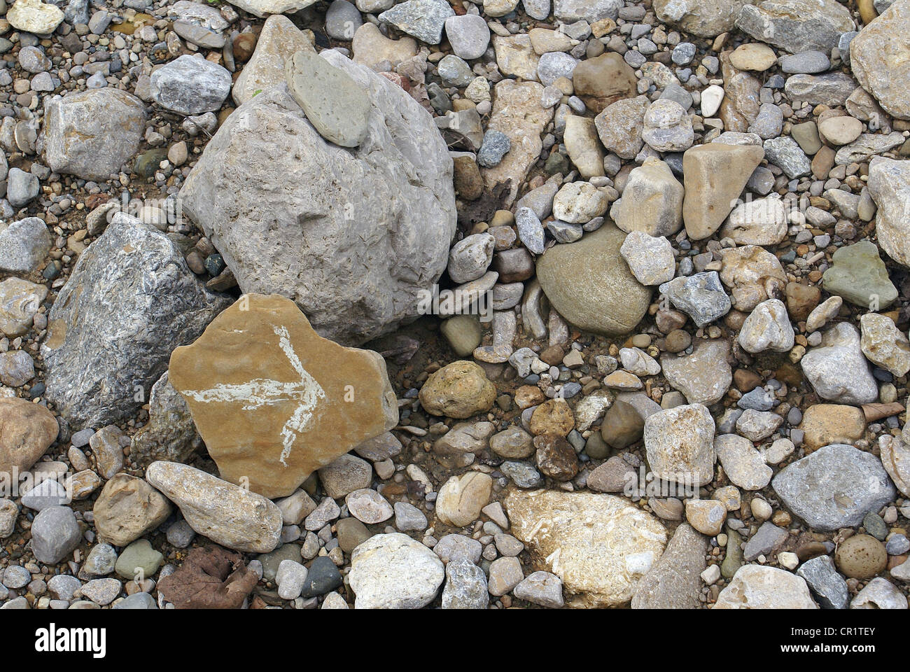 Arrow scratched onto rock pointing to the right Stock Photo - Alamy
