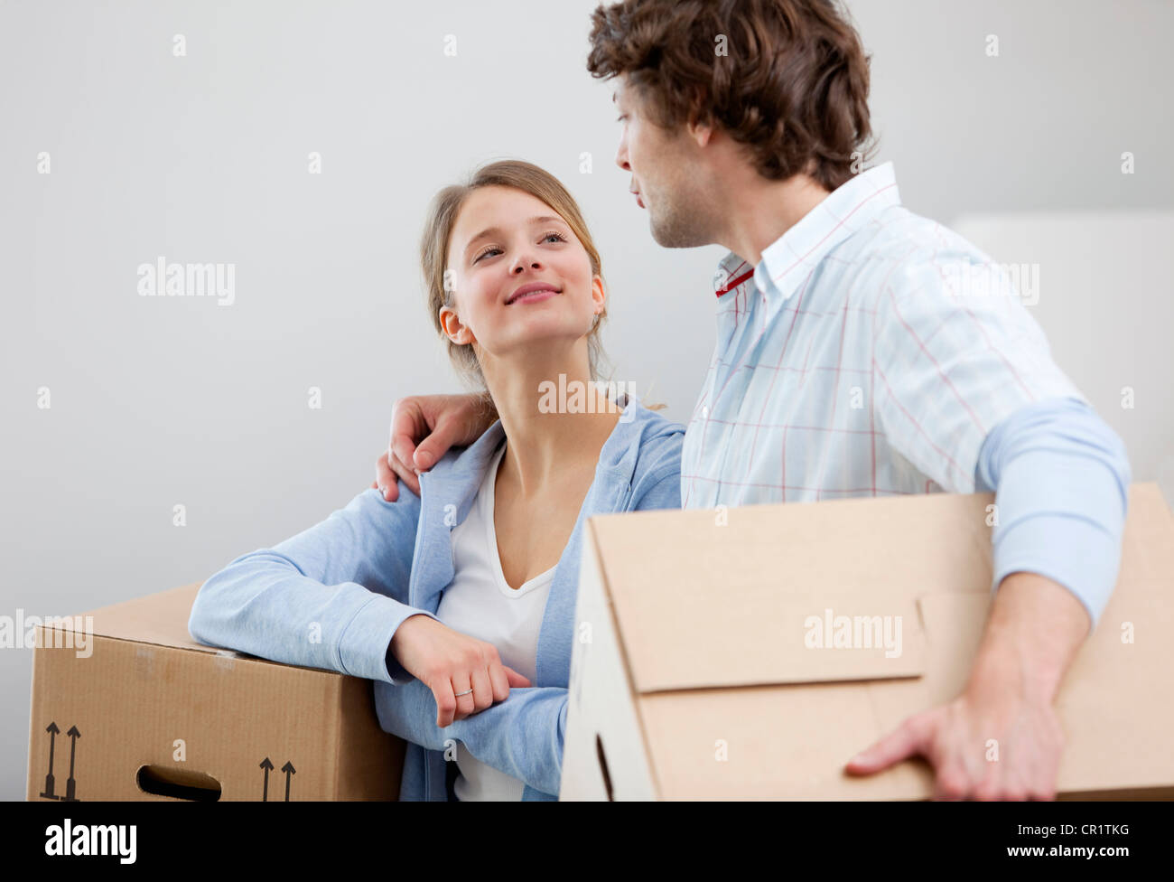 Couple carrying cardboard boxes Stock Photo - Alamy