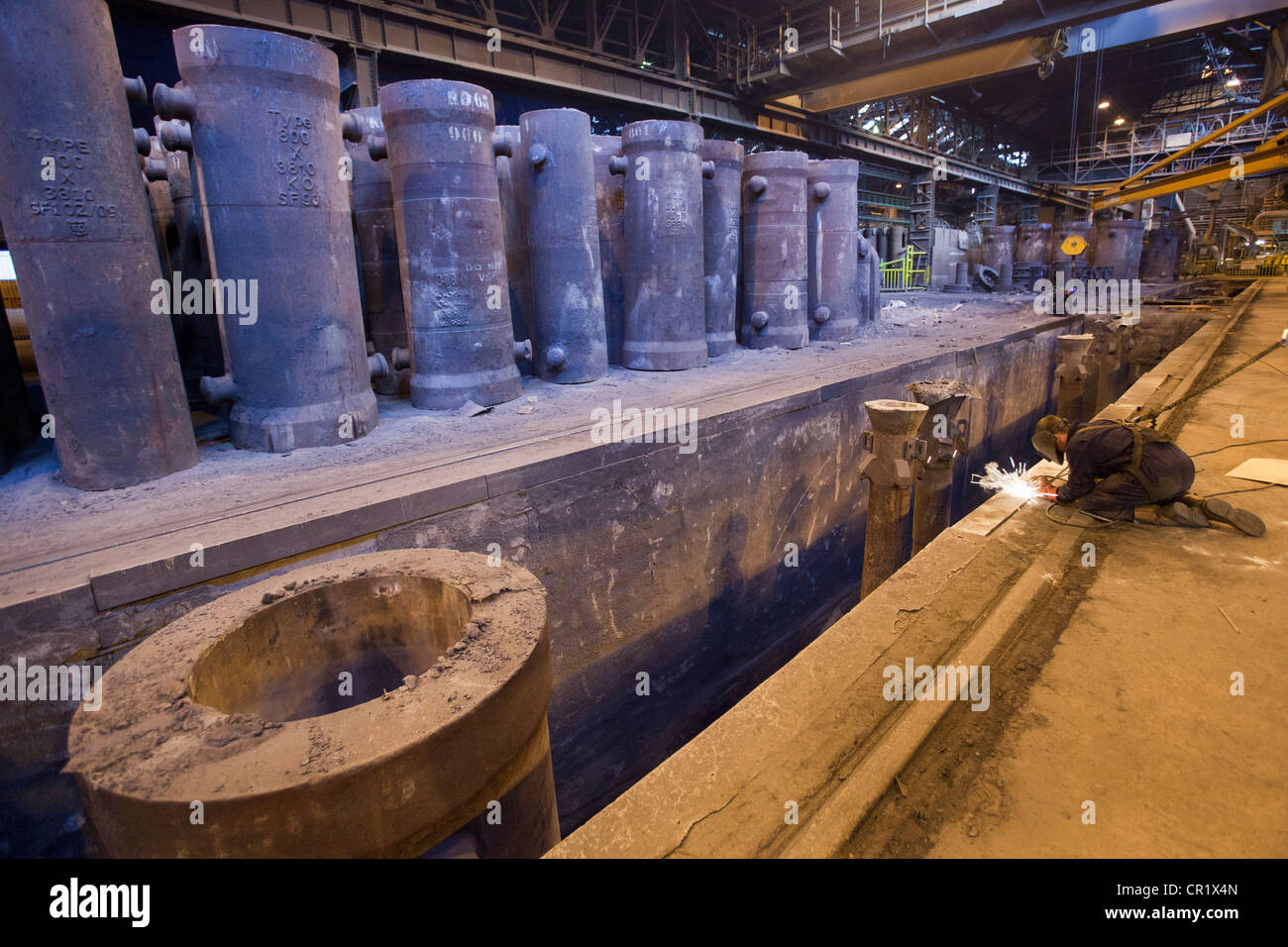 Inside working forge hi-res stock photography and images - Alamy