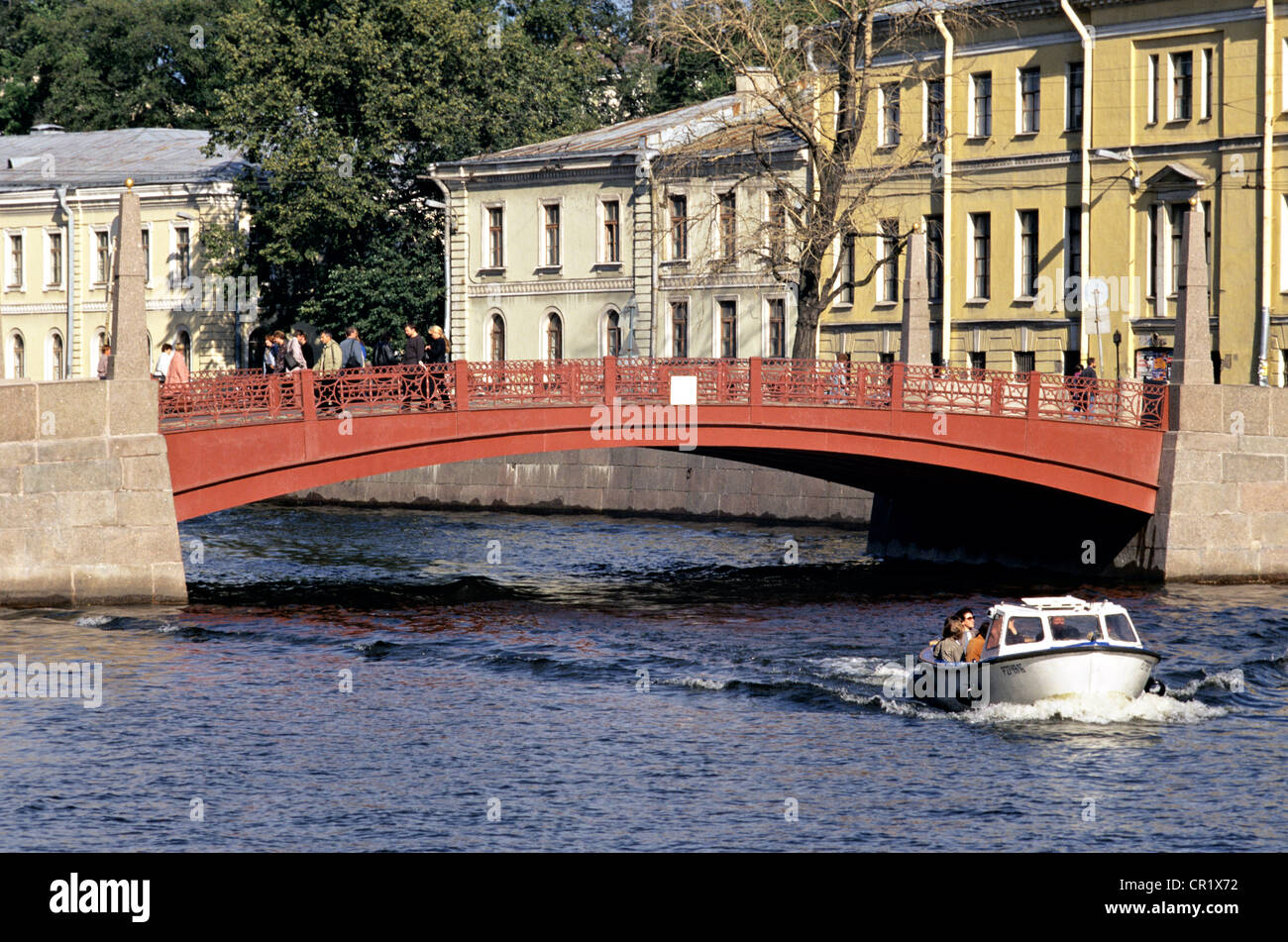 Russie, St Petersburg, UNESCO World Heritage, dinghy navigating on the ...