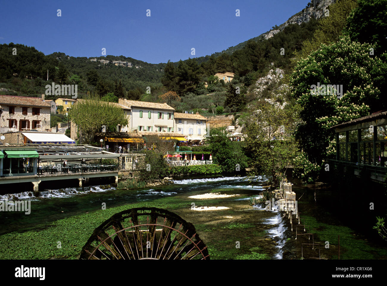 France, Vaucluse, village of Fontaine-de-Vaucluse and Sorgue River ...