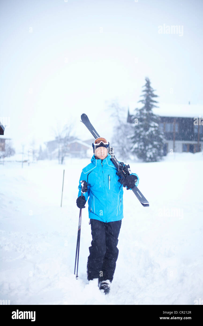 Male skier carrying skis hi-res stock photography and images - Alamy