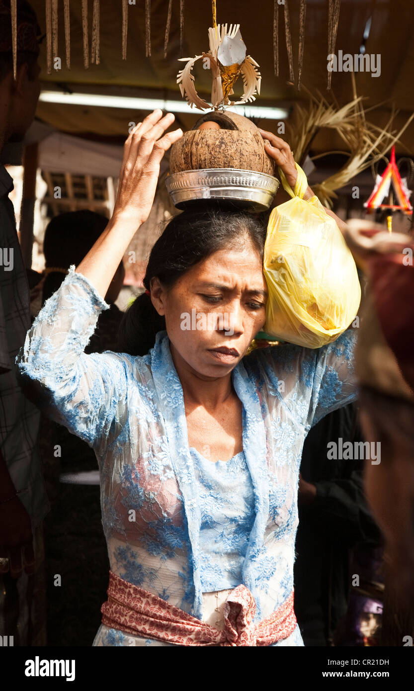 Woman carrying offering on her head hi-res stock photography and images ...