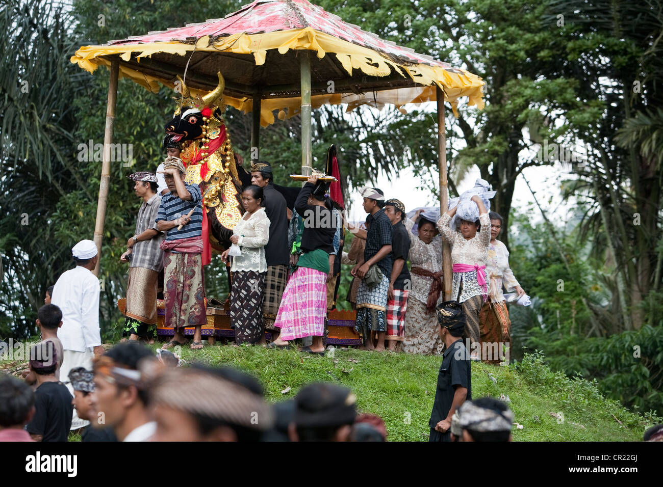 Making offerings at the cremation pyre Stock Photo - Alamy