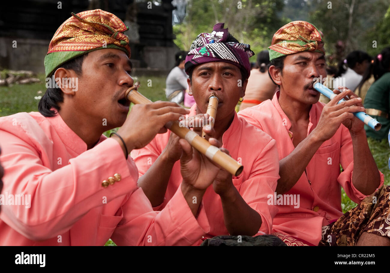 The pipe players at the cremation Stock Photo - Alamy