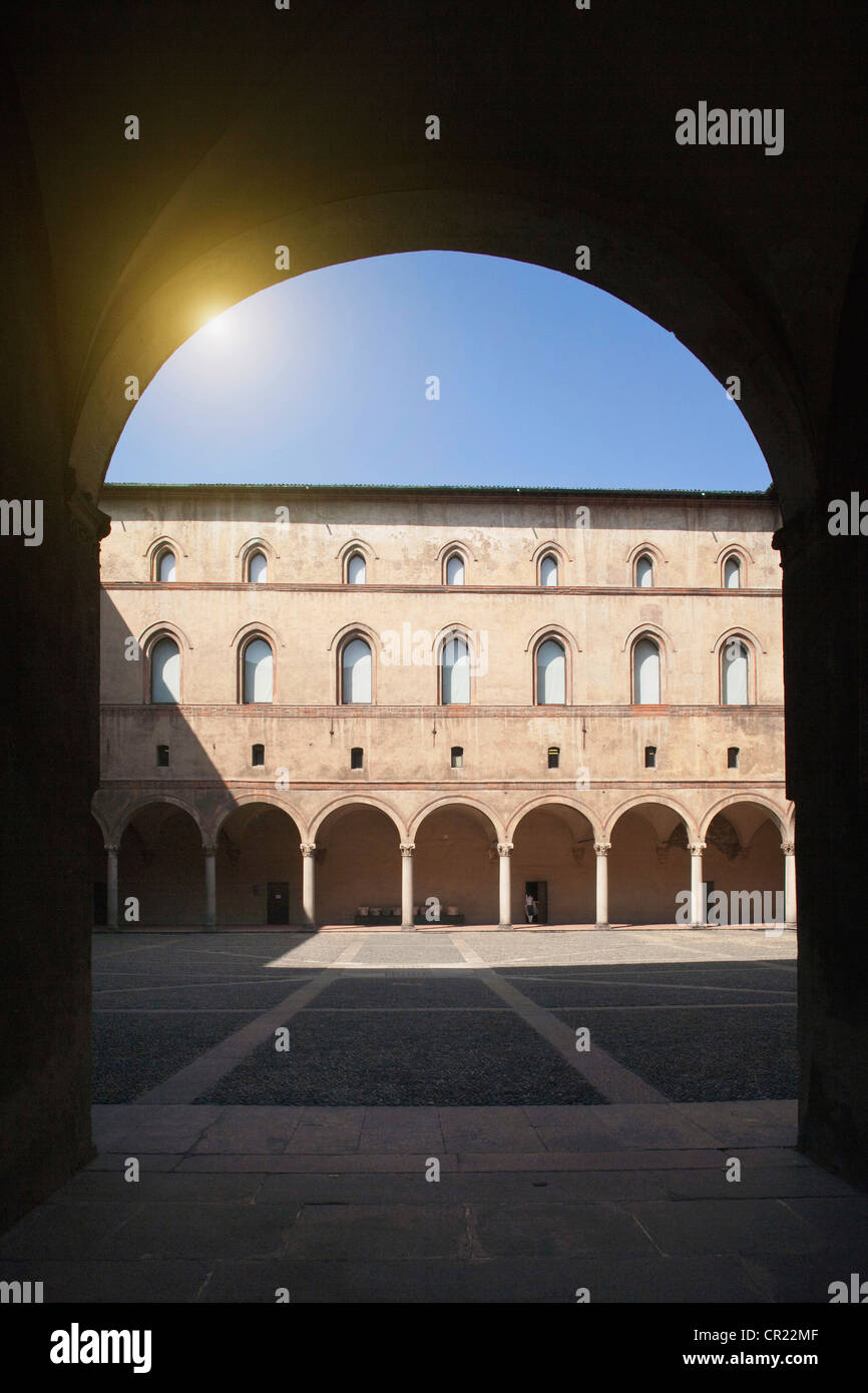 Archway to courtyard hi-res stock photography and images - Alamy