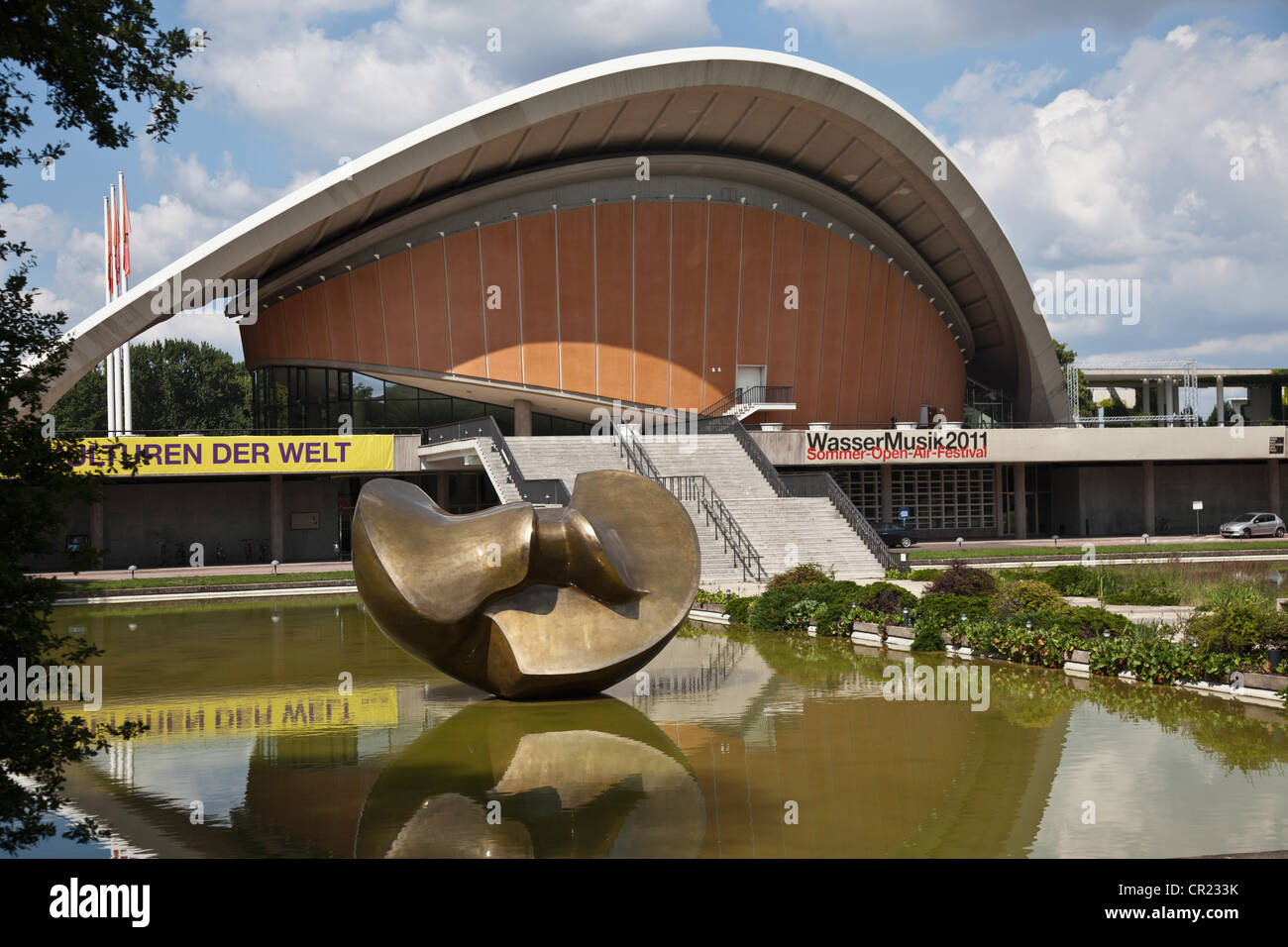Sculpture in front of modern building Stock Photo - Alamy