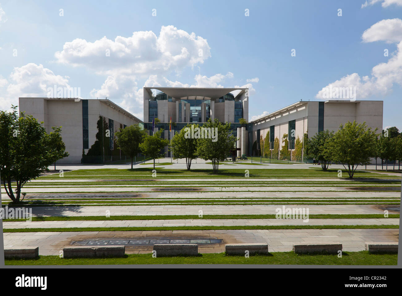 Landscaping of modern building Stock Photo - Alamy