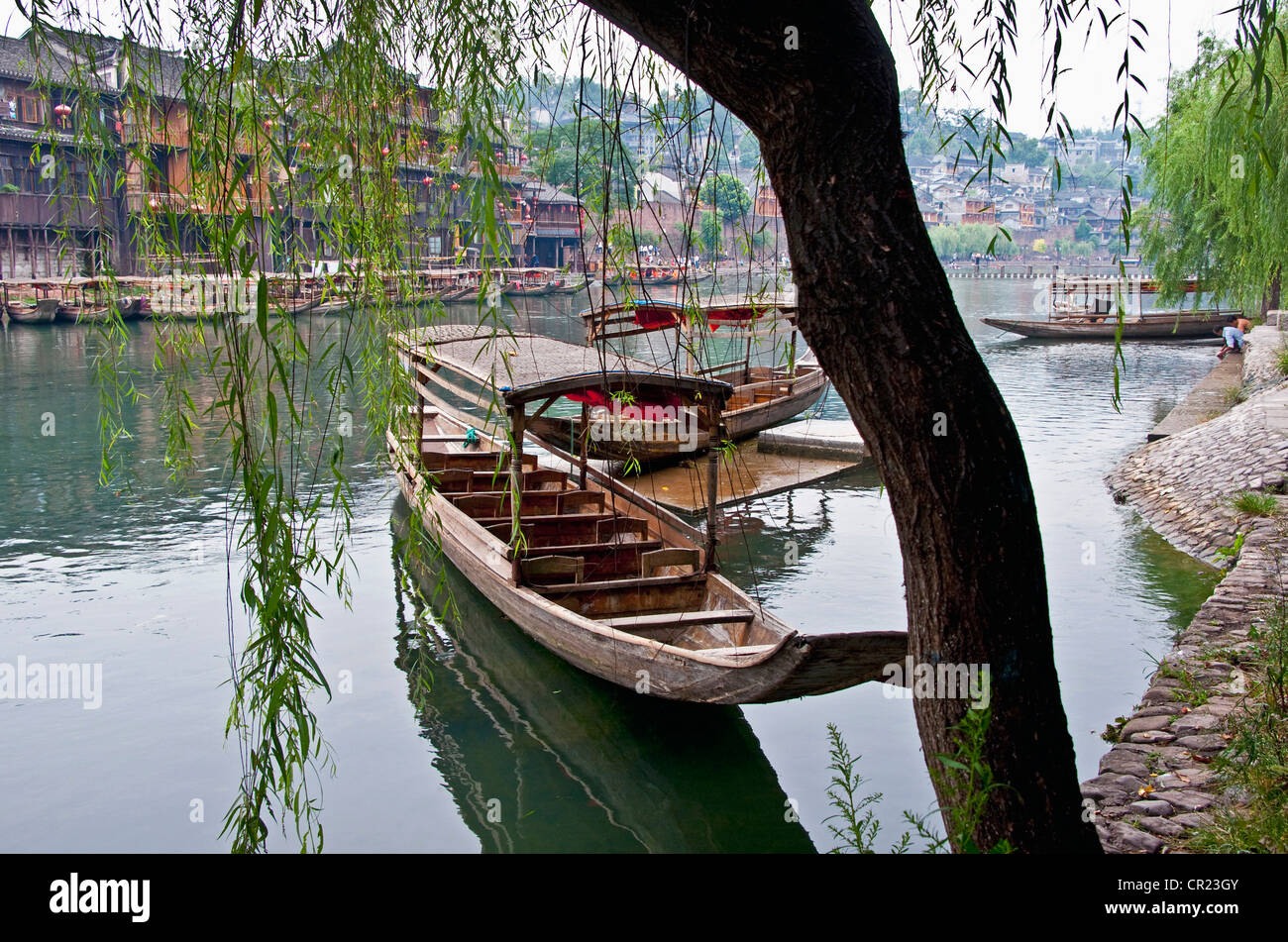 Old Phoenix Town (Fenghuang Cheng) with boats on Tuojiang River in ...
