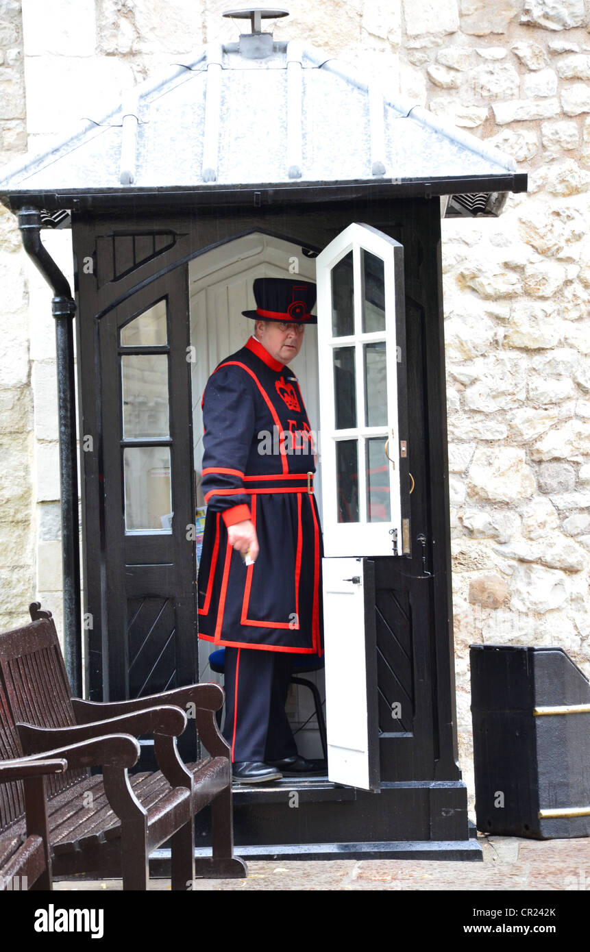 Beefeater uniform hi-res stock photography and images - Alamy