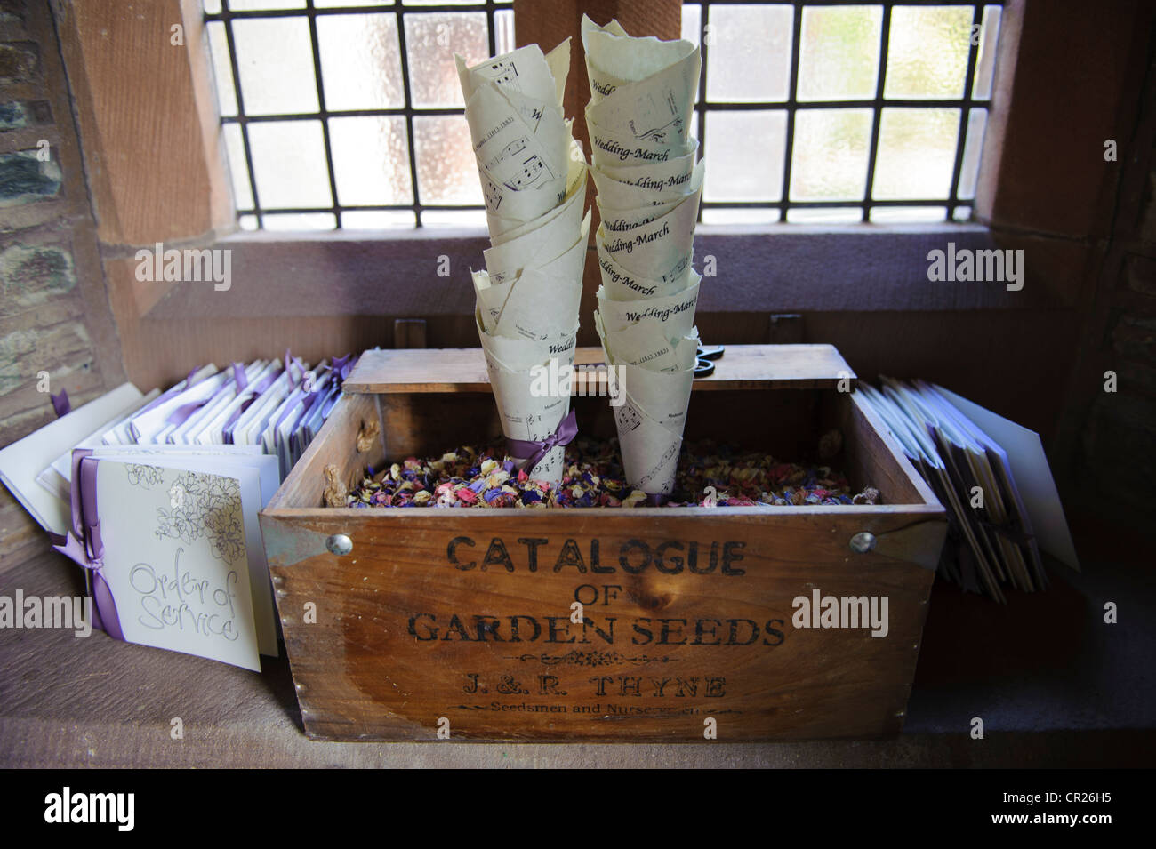 Wedding church confetti hi-res stock photography and images - Alamy