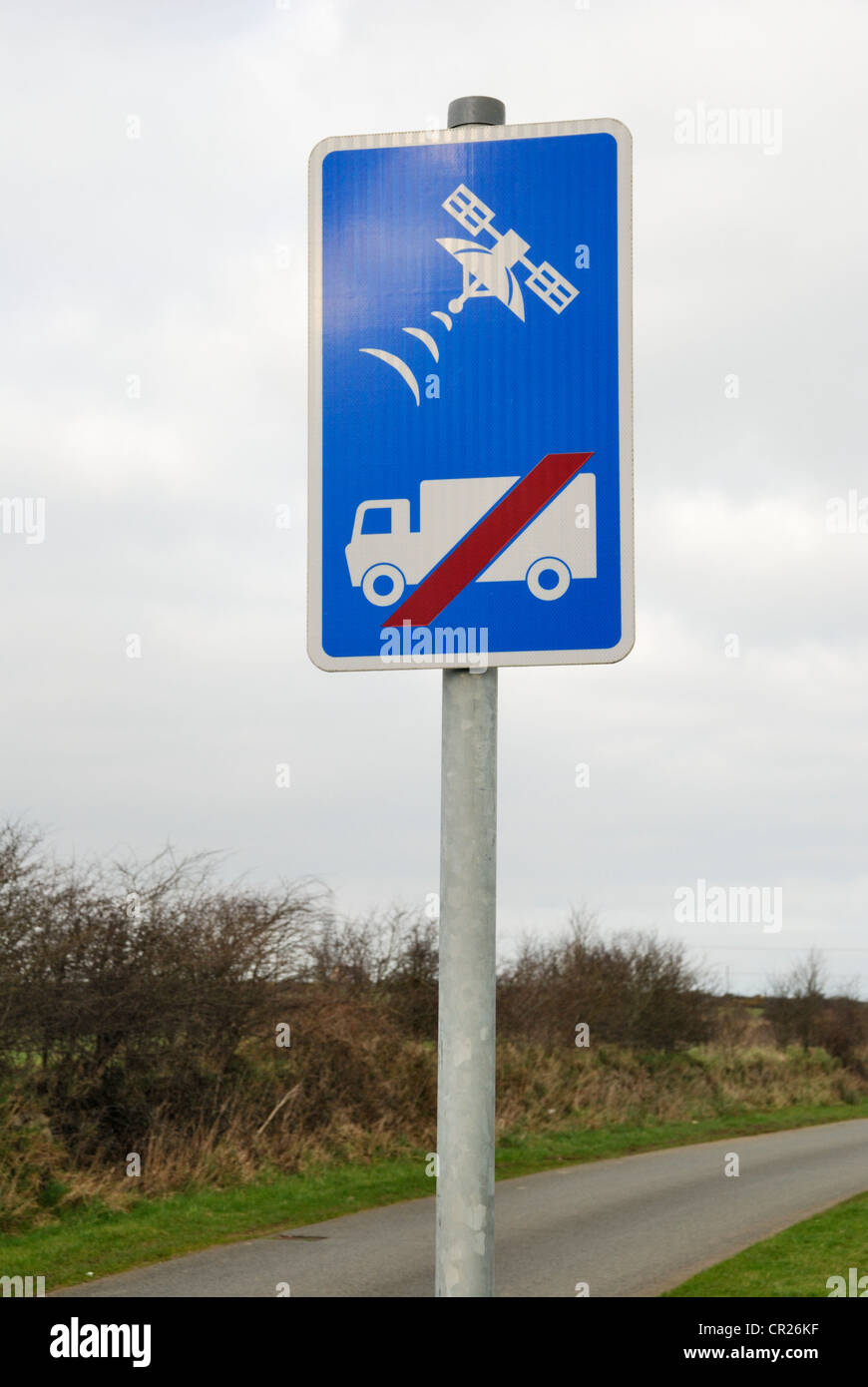 Sign on narrow road warning lorry drivers not to follow satnav Stock ...