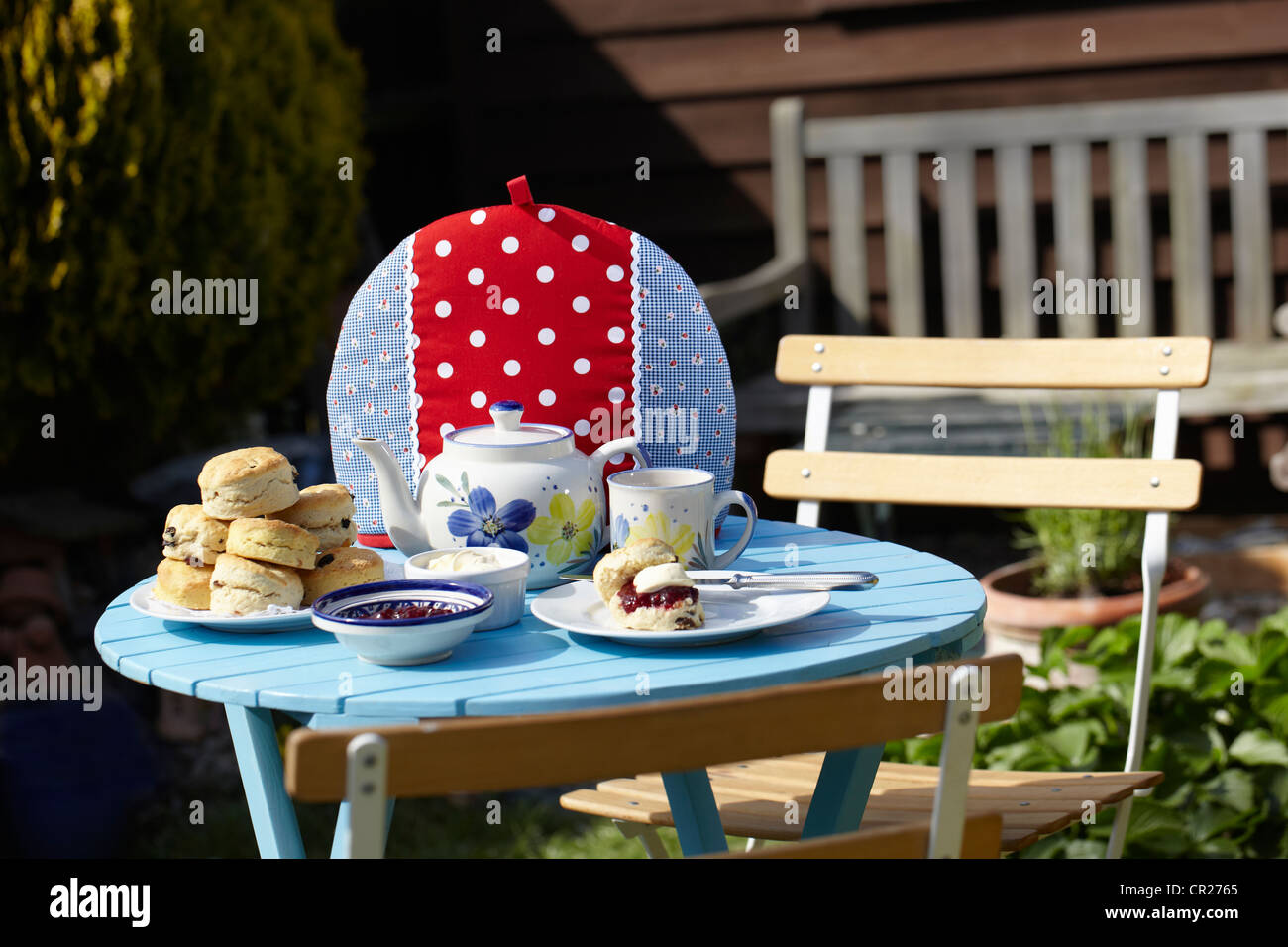 Afternoon tea uk outside hi-res stock photography and images - Alamy